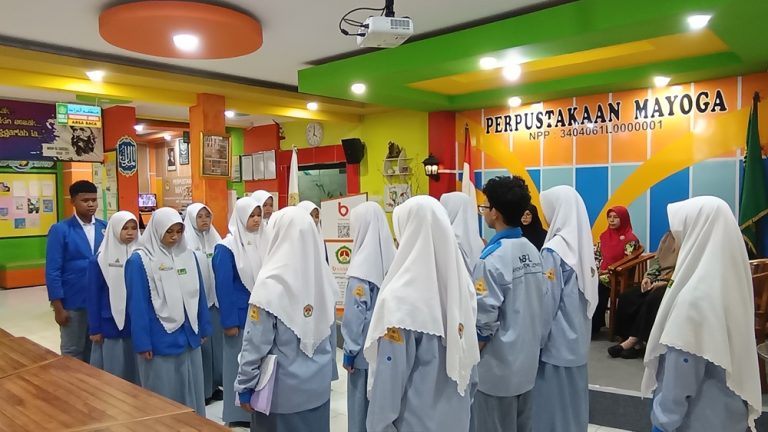 Regenerasi Literasi: Serah Terima Jabatan Mayoga Book Lovers MAN 3 ...