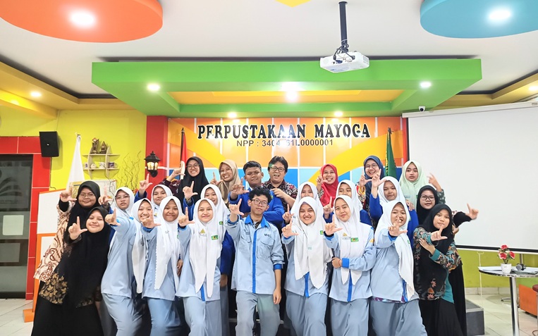 Regenerasi Literasi: Serah Terima Jabatan Mayoga Book Lovers MAN 3 ...