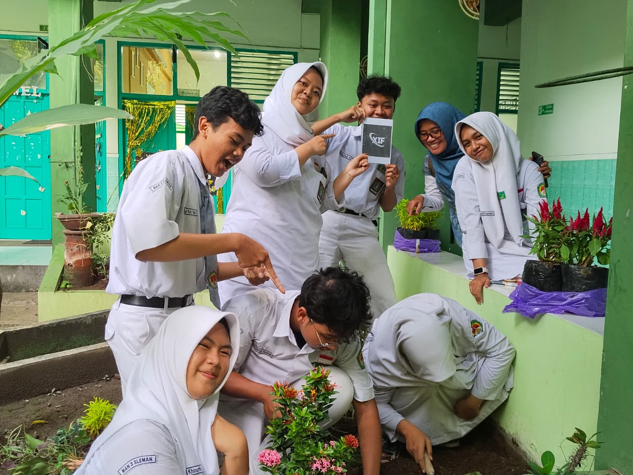 Lewat Program GEMILANG, Siswa MAN 3 Sleman Hijaukan Taman dengan ...