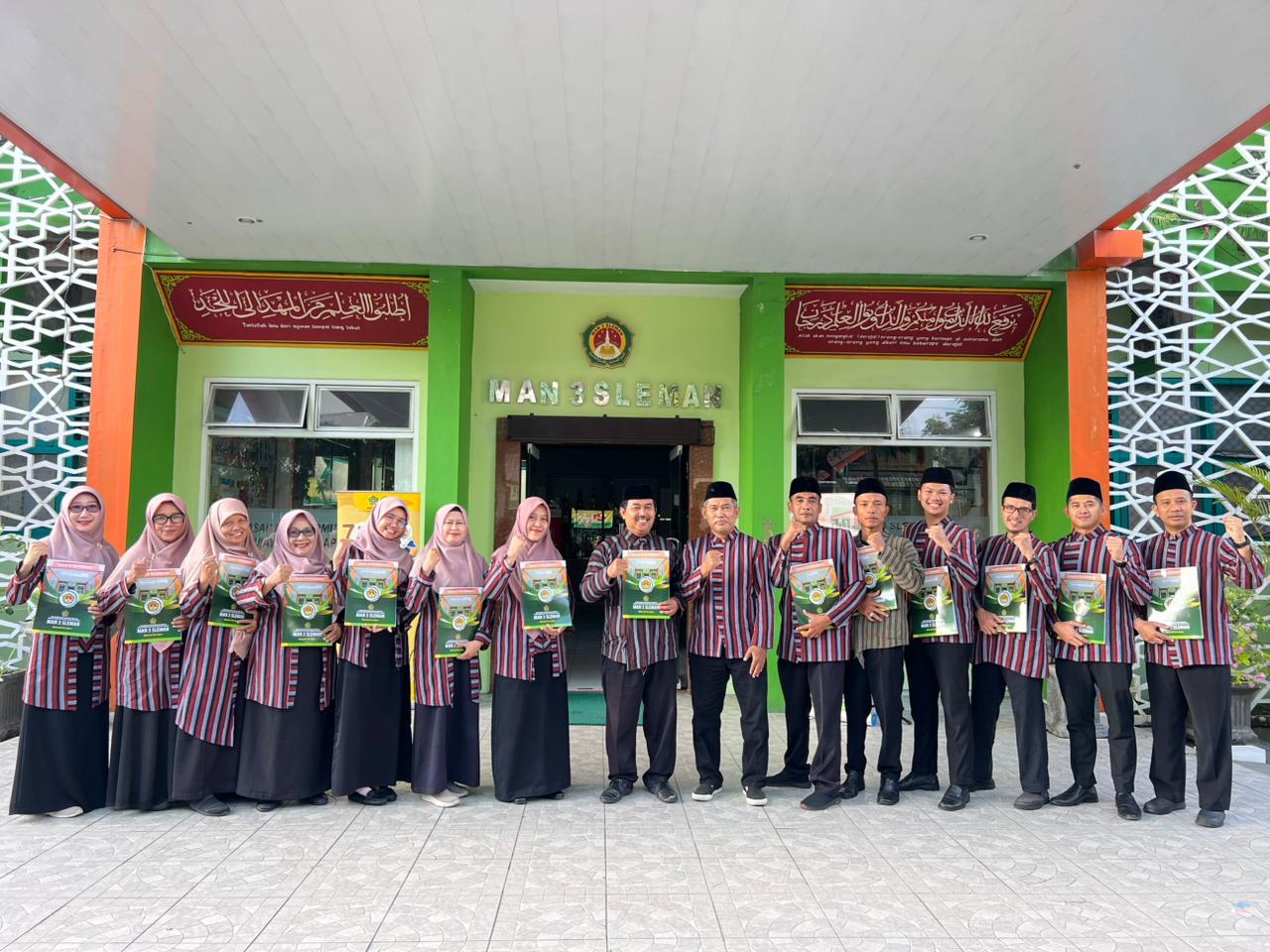 MAN 3 Sleman Gelar Apel HGN dan Penyerahan Penghargaan AMERTA 2025 ...